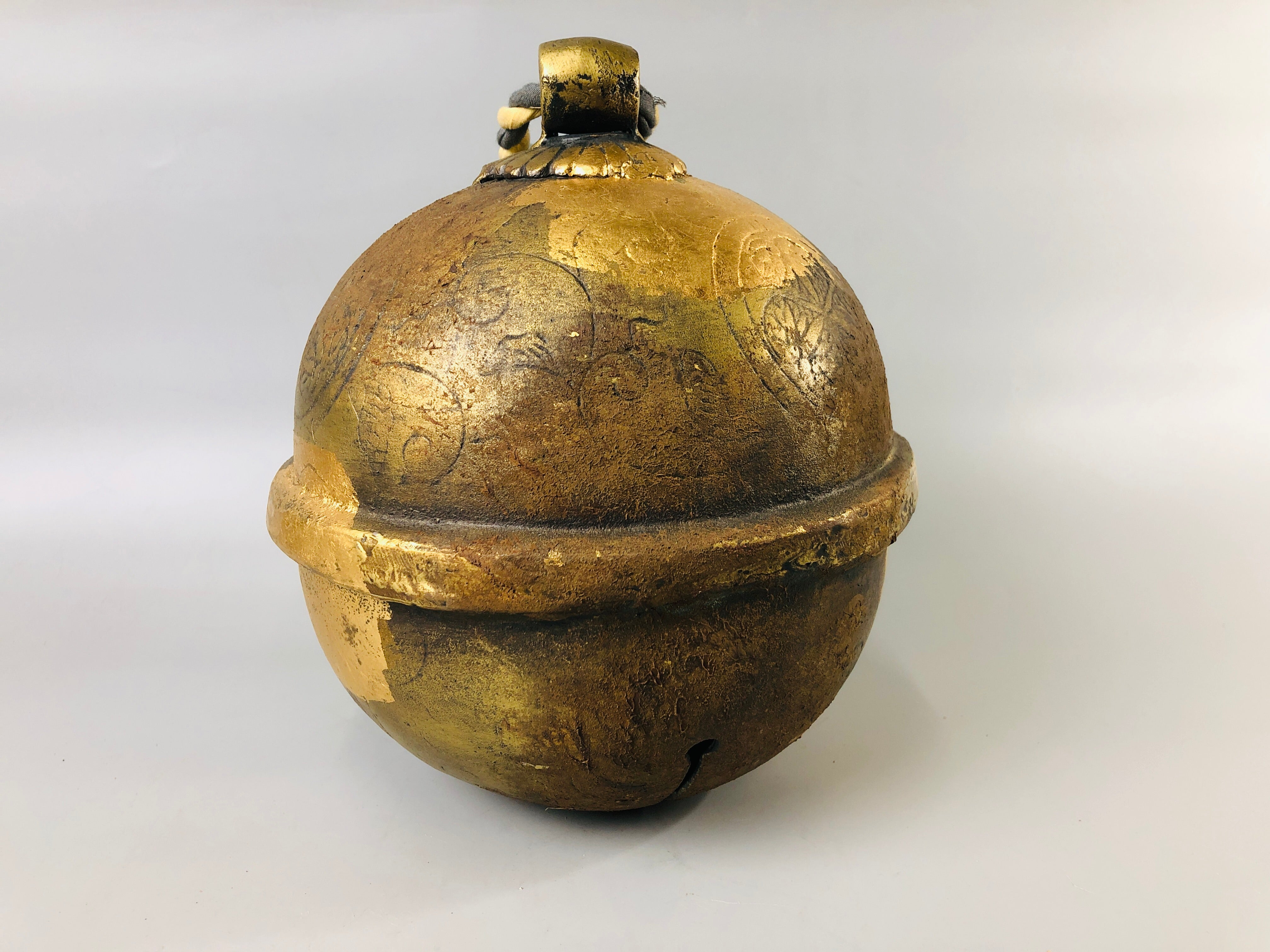Y6911 [VIDEO] Buddhist Altar Equipment Big Bell Aoi crest signed Japan ...